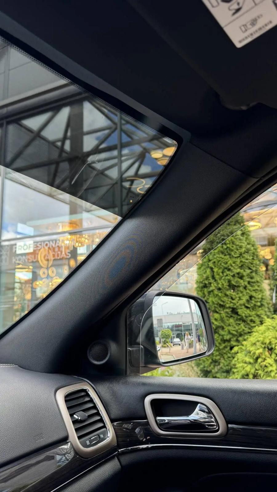 Black Jeep Grand Cherokee 2017 in Riga, with an engine capacity of 3.00 L and mileage of 191 thousand km for 19500 €, photo 19 on AUTOMOTO.COM.LV