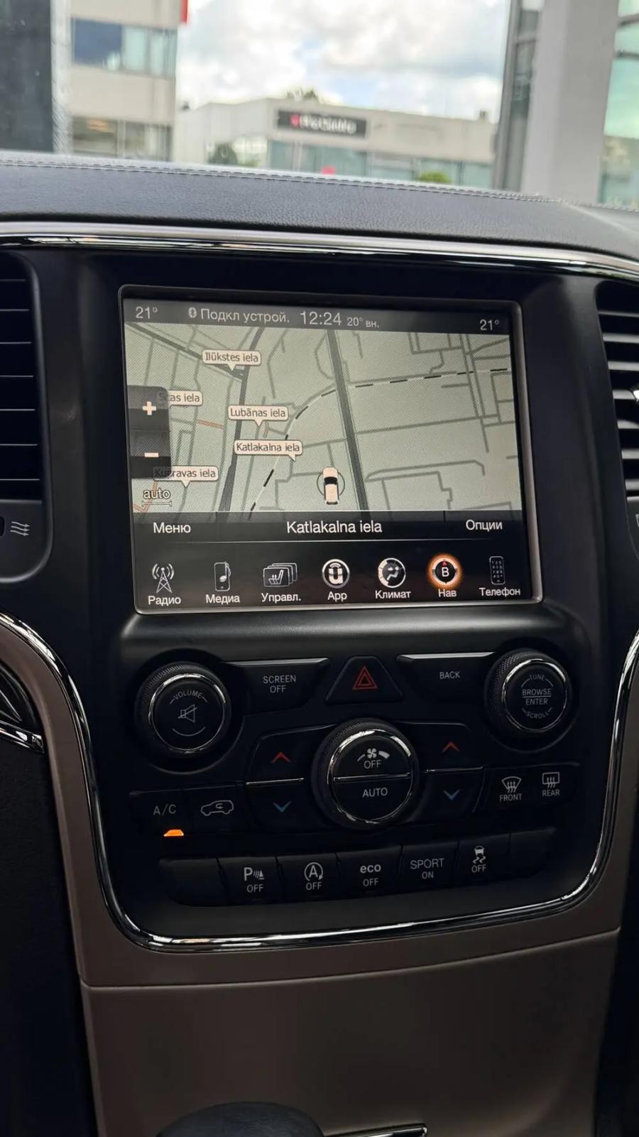 Black Jeep Grand Cherokee 2017 in Riga, with an engine capacity of 3.00 L and mileage of 191 thousand km for 19500 €, photo 23 on AUTOMOTO.COM.LV