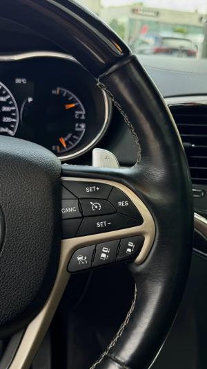 Black Jeep Grand Cherokee 2017 in Riga, with an engine capacity of 3.00 L and mileage of 191 thousand km for 19500 €, photo 24 on AUTOMOTO.COM.LV