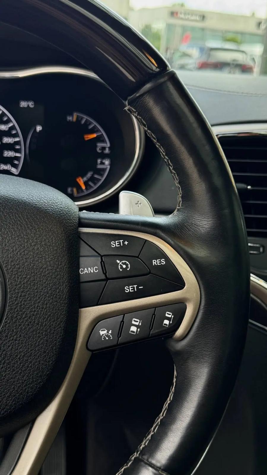Black Jeep Grand Cherokee 2017 in Riga, with an engine capacity of 3.00 L and mileage of 191 thousand km for 19500 €, photo 24 on AUTOMOTO.COM.LV