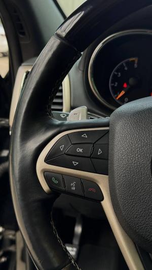 Black Jeep Grand Cherokee 2017 in Riga, with an engine capacity of 3.00 L and mileage of 191 thousand km for 19500 €, photo 25 on AUTOMOTO.COM.LV