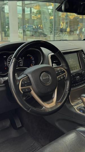 Black Jeep Grand Cherokee 2017 in Riga, with an engine capacity of 3.00 L and mileage of 191 thousand km for 19500 €, photo 26 on AUTOMOTO.COM.LV