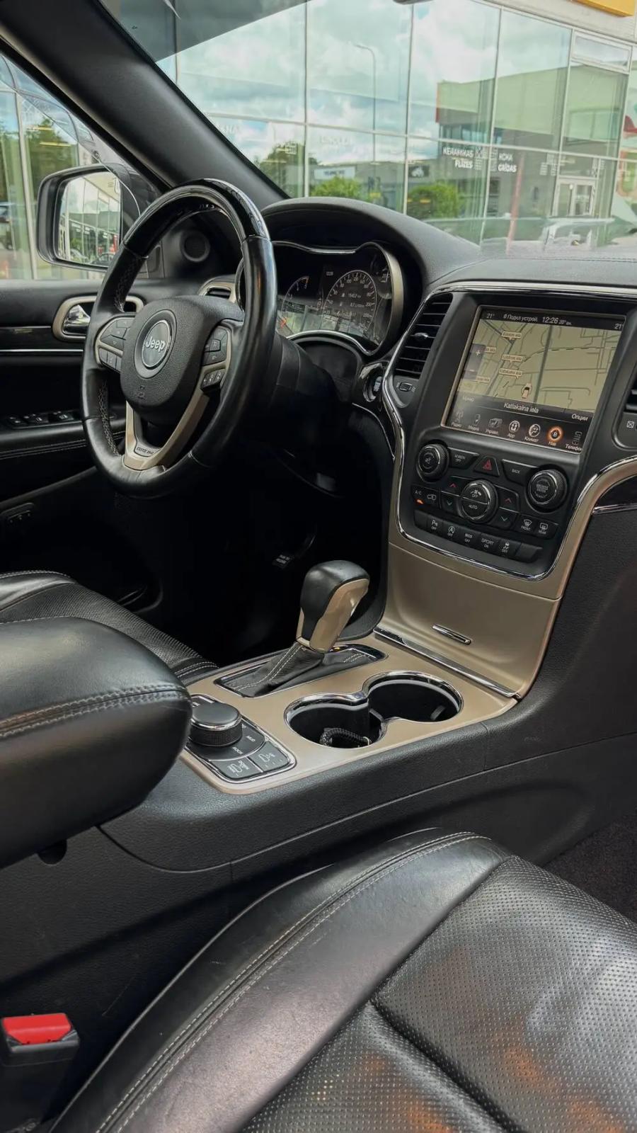 Black Jeep Grand Cherokee 2017 in Riga, with an engine capacity of 3.00 L and mileage of 191 thousand km for 19500 €, photo 29 on AUTOMOTO.COM.LV