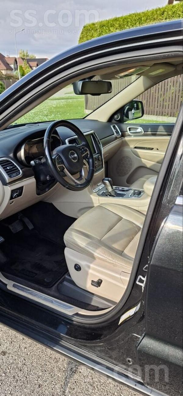 Black Jeep Grand Cherokee 2017 in Riga, with an engine capacity of 3.00 L and mileage of 220 thousand km for 13900 €, photo 5 on AUTOMOTO.COM.LV