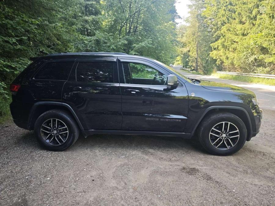 Black Jeep Grand Cherokee 2017 in Kaunas, with an engine capacity of 3.60 L and mileage of 225 thousand km for 17700 €, photo 5 on AUTOMOTO.COM.LV
