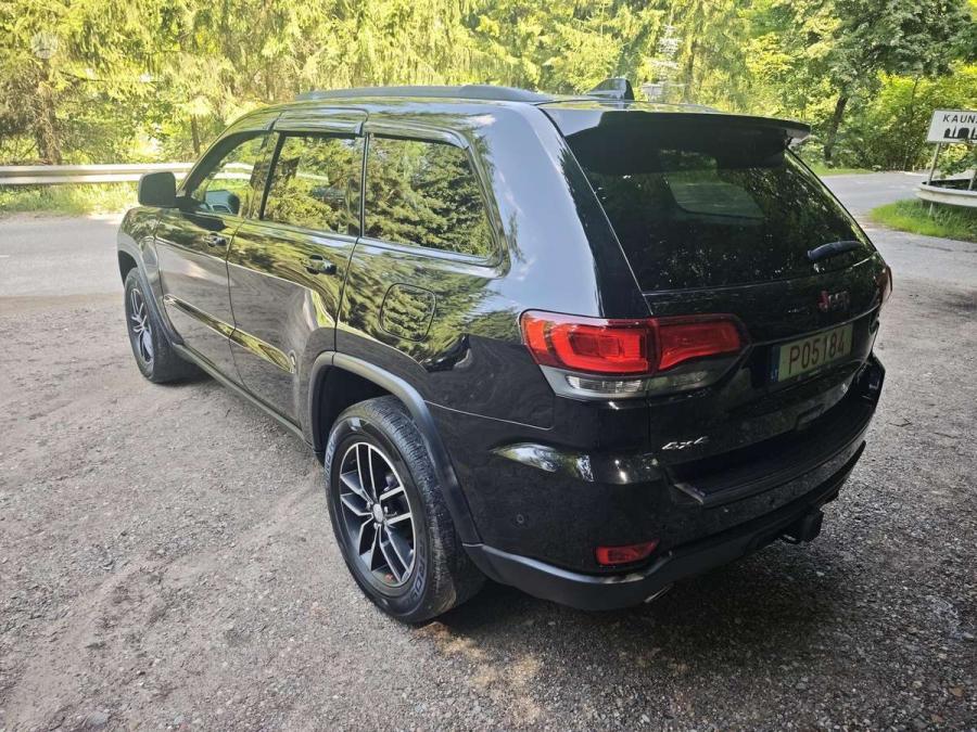 Black Jeep Grand Cherokee 2017 in Kaunas, with an engine capacity of 3.60 L and mileage of 225 thousand km for 17700 €, photo 8 on AUTOMOTO.COM.LV
