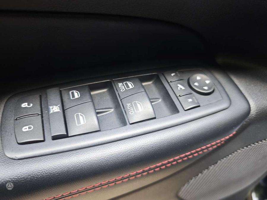 Black Jeep Grand Cherokee 2017 in Kaunas, with an engine capacity of 3.60 L and mileage of 225 thousand km for 17700 €, photo 17 on AUTOMOTO.COM.LV