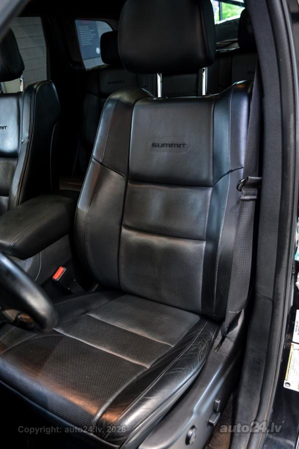 Black Jeep Grand Cherokee 2017 in Tallinn, with an engine capacity of 3.00 L and mileage of 232 thousand km for 20900 €, photo 8 on AUTOMOTO.COM.LV