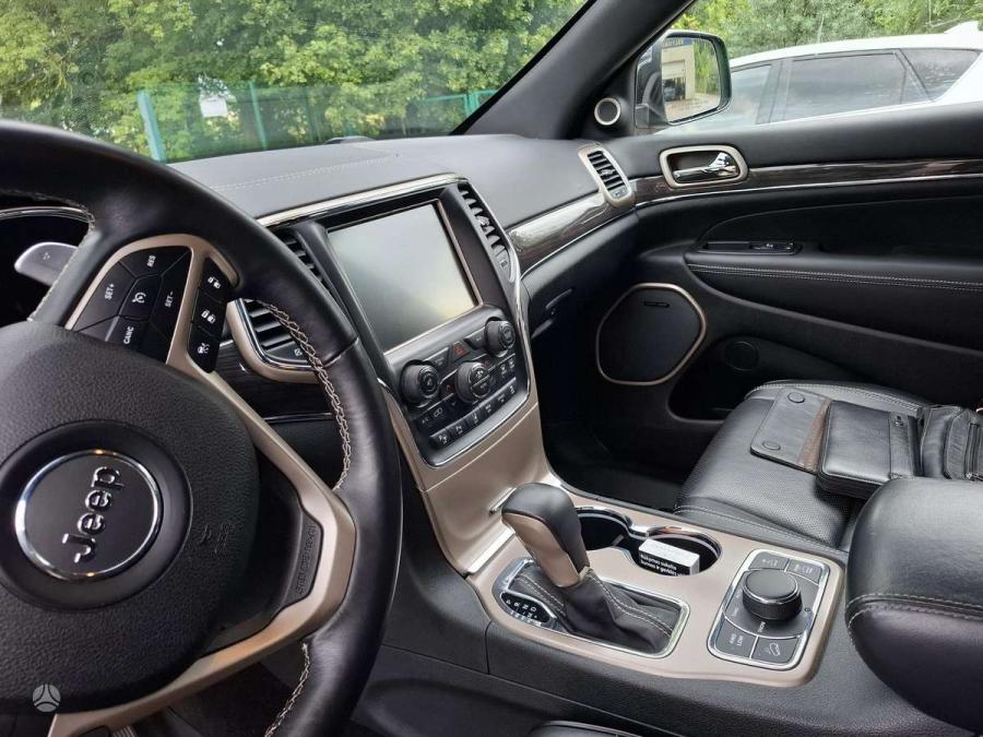 Black Jeep Grand Cherokee 2017 in Vilnius, with an engine capacity of 5.65 L and mileage of 149 thousand km for 20500 €, photo 13 on AUTOMOTO.COM.LV