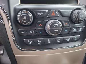 Black Jeep Grand Cherokee 2017 in Vilnius, with an engine capacity of 5.65 L and mileage of 149 thousand km for 20500 €, photo 16 on AUTOMOTO.COM.LV