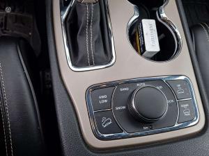 Black Jeep Grand Cherokee 2017 in Vilnius, with an engine capacity of 5.65 L and mileage of 149 thousand km for 20500 €, photo 17 on AUTOMOTO.COM.LV