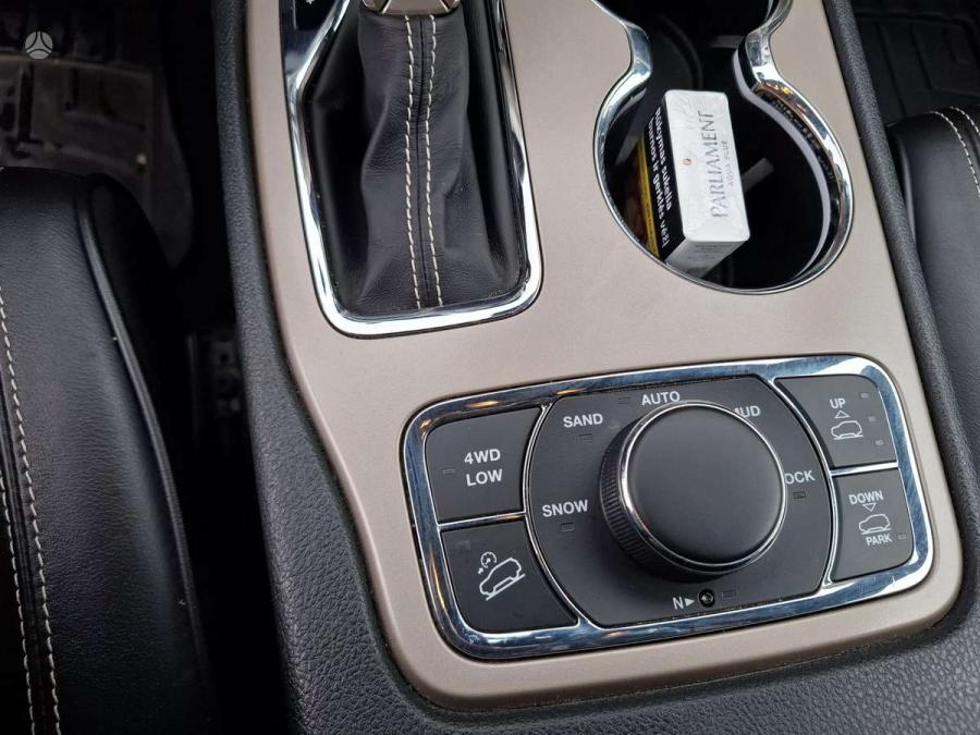 Black Jeep Grand Cherokee 2017 in Vilnius, with an engine capacity of 5.65 L and mileage of 149 thousand km for 20500 €, photo 17 on AUTOMOTO.COM.LV