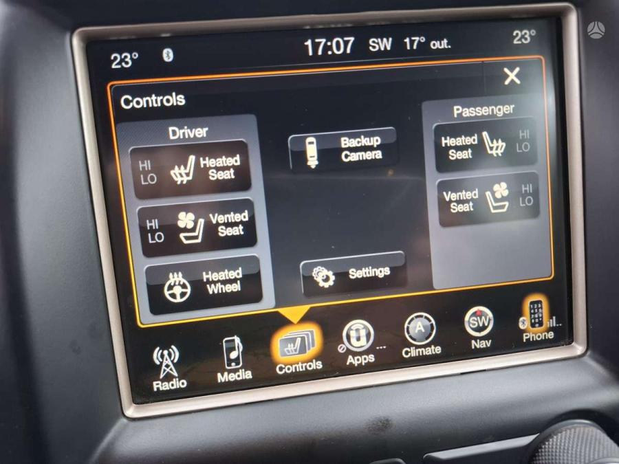 Black Jeep Grand Cherokee 2017 in Vilnius, with an engine capacity of 5.65 L and mileage of 149 thousand km for 20500 €, photo 20 on AUTOMOTO.COM.LV
