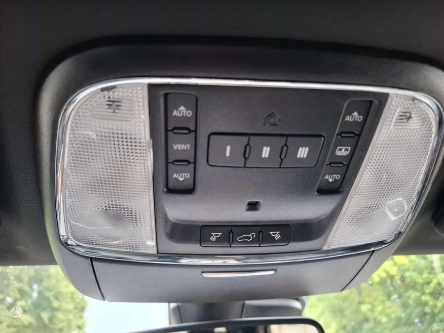 Black Jeep Grand Cherokee 2017 in Vilnius, with an engine capacity of 5.65 L and mileage of 149 thousand km for 20500 €, photo 26 on AUTOMOTO.COM.LV