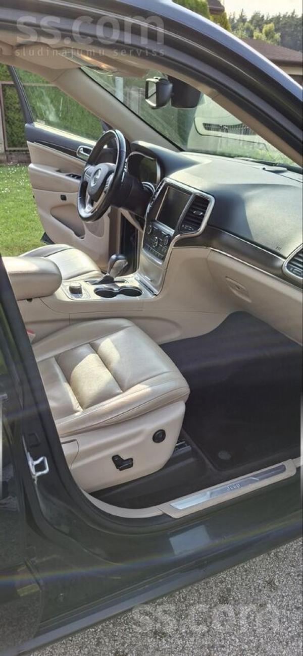 Black Jeep Grand Cherokee 2017 in Riga, with an engine capacity of 3.00 L and mileage of 220 thousand km for 12200 €, photo 5 on AUTOMOTO.COM.LV