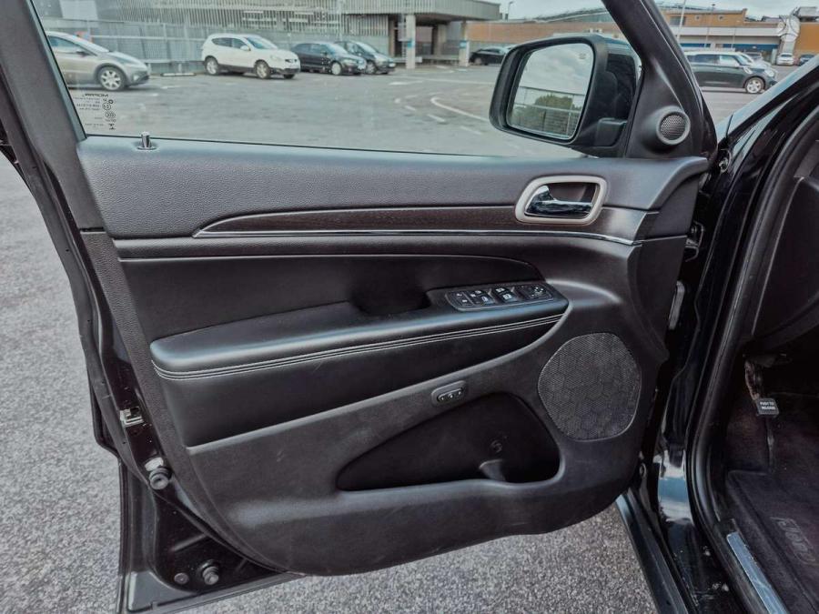 Black Jeep Grand Cherokee 2017 in Vilnius, with an engine capacity of 3.60 L and mileage of 178 thousand km for 16500 €, photo 15 on AUTOMOTO.COM.LV
