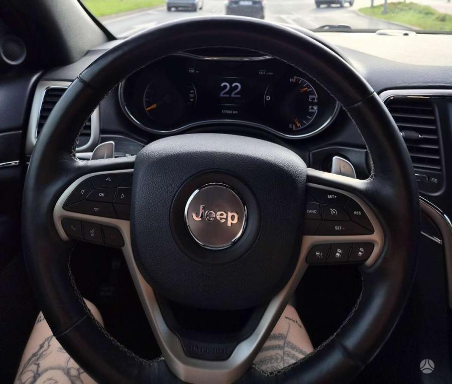 Black Jeep Grand Cherokee 2017 in Vilnius, with an engine capacity of 3.60 L and mileage of 178 thousand km for 16500 €, photo 16 on AUTOMOTO.COM.LV