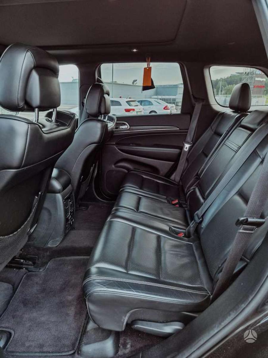 Black Jeep Grand Cherokee 2017 in Vilnius, with an engine capacity of 3.60 L and mileage of 178 thousand km for 16500 €, photo 17 on AUTOMOTO.COM.LV