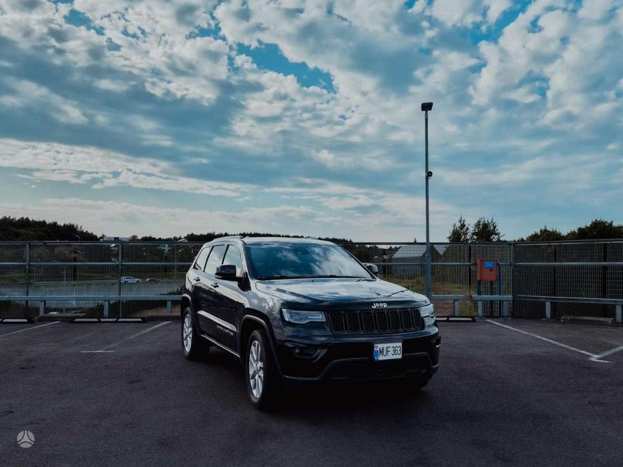 Black Jeep Grand Cherokee 2017 in Vilnius, with an engine capacity of 3.60 L and mileage of 178 thousand km for 16500 €, photo 18 on AUTOMOTO.COM.LV