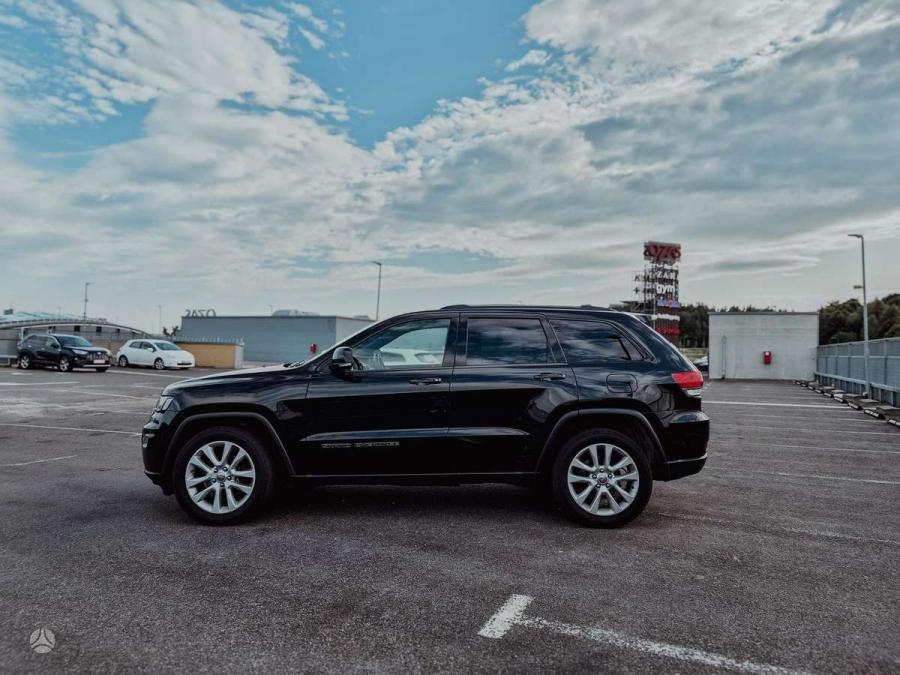Black Jeep Grand Cherokee 2017 in Vilnius, with an engine capacity of 3.60 L and mileage of 178 thousand km for 16500 €, photo 21 on AUTOMOTO.COM.LV