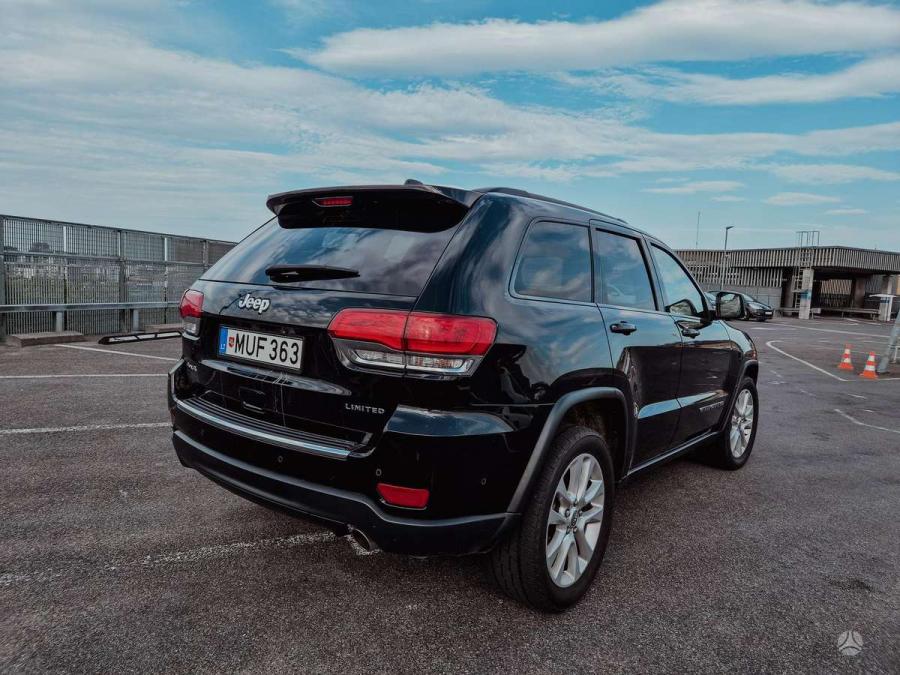 Black Jeep Grand Cherokee 2017 in Vilnius, with an engine capacity of 3.60 L and mileage of 178 thousand km for 16500 €, photo 23 on AUTOMOTO.COM.LV