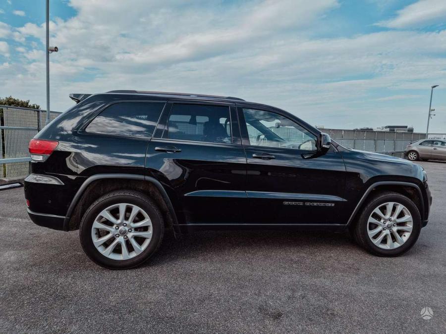 Black Jeep Grand Cherokee 2017 in Vilnius, with an engine capacity of 3.60 L and mileage of 178 thousand km for 16500 €, photo 24 on AUTOMOTO.COM.LV