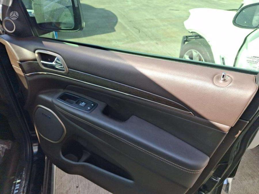 Melns Jeep Grand Cherokee 2017 Kauņa, ar dzinēja tilpumu 3.60 L un nobraukumu 97 tūkst. km par 10900 €, foto 19 vietnē AUTOMOTO.COM.LV