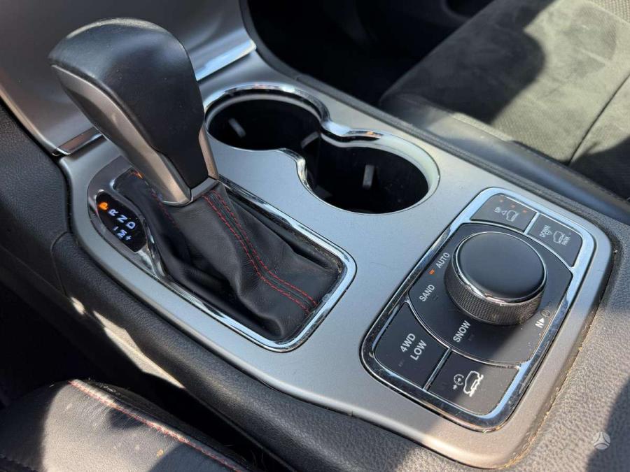 Melns Jeep Grand Cherokee 2017 Šauļi, ar dzinēja tilpumu 5.65 L un nobraukumu 210 tūkst. km par 13400 €, foto 17 vietnē AUTOMOTO.COM.LV