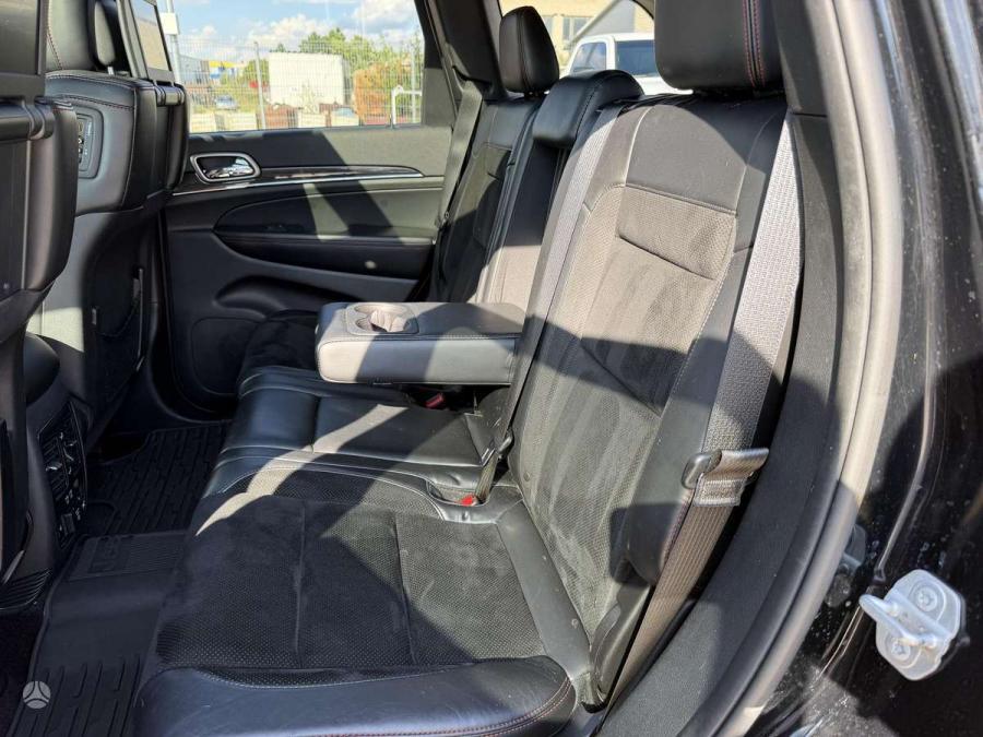 Melns Jeep Grand Cherokee 2017 Šauļi, ar dzinēja tilpumu 5.65 L un nobraukumu 210 tūkst. km par 13400 €, foto 21 vietnē AUTOMOTO.COM.LV