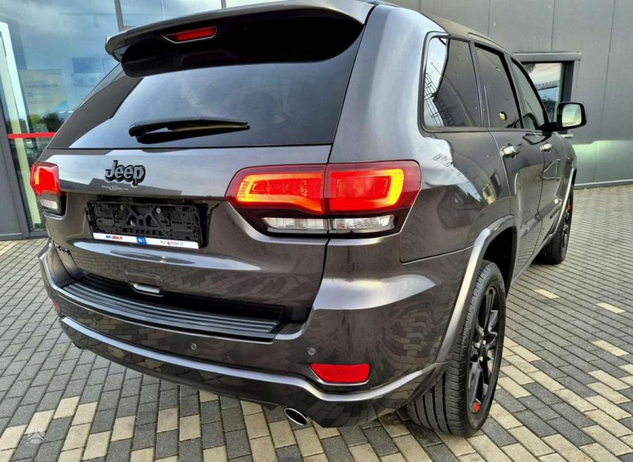 Black Jeep Grand Cherokee 2017 in Siauliai, with an engine capacity of 3.60 L and mileage of 198 thousand km for 14500 €, photo 9 on AUTOMOTO.COM.LV