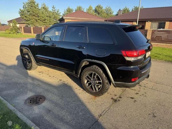 Black Jeep Grand Cherokee 2017 in Klaipeda, with an engine capacity of 5.65 L and mileage of 237 thousand km for 18400 €, photo 4 on AUTOMOTO.COM.LV