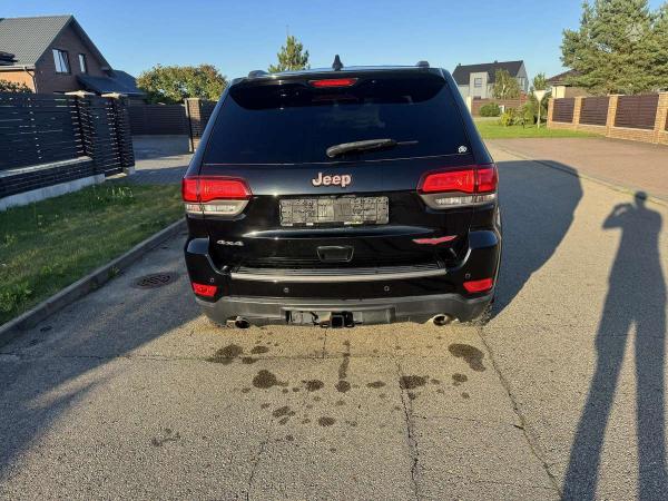 Black Jeep Grand Cherokee 2017 in Klaipeda, with an engine capacity of 5.65 L and mileage of 237 thousand km for 18400 €, photo 9 on AUTOMOTO.COM.LV