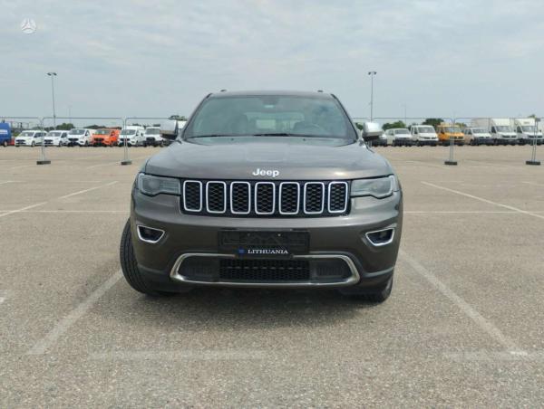Jeep Grand Cherokee 2017 in Vilnius on AUTOMOTO.COM.LV Black Jeep Grand Cherokee 2017 in Vilnius, with an engine capacity of 3.60 L and mileage of 178 thousand km for 16500 β¬, photo 3 on AUTOMOTO.COM.LV