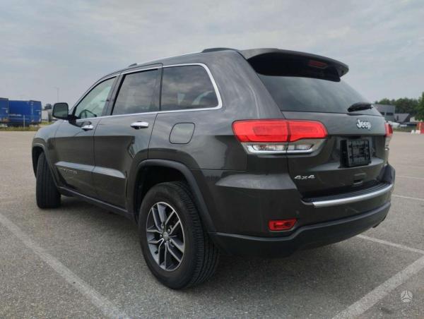 Jeep Grand Cherokee 2017 in Vilnius on AUTOMOTO.COM.LV Black Jeep Grand Cherokee 2017 in Vilnius, with an engine capacity of 3.60 L and mileage of 178 thousand km for 16500 β¬, photo 4 on AUTOMOTO.COM.LV