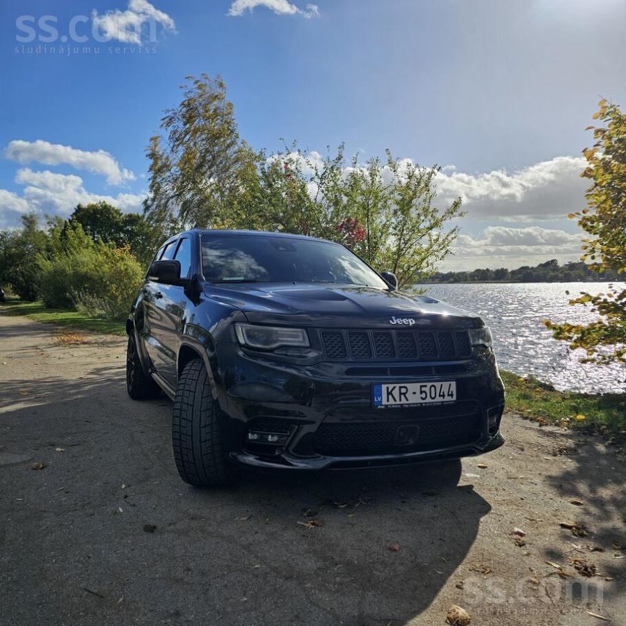 Melns Jeep Grand Cherokee 2017 Rīga, ar dzinēja tilpumu 6.40 L un nobraukumu 133 tūkst. km par 31700 €, foto 1 vietnē AUTOMOTO.COM.LV