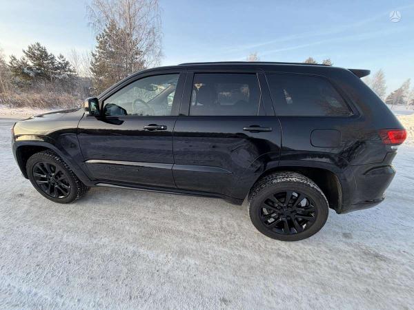 Black Jeep Grand Cherokee 2018 in Vilnius, with an engine capacity of 3.60 L and mileage of 112 thousand km for 19000 €, photo 2 on AUTOMOTO.COM.LV