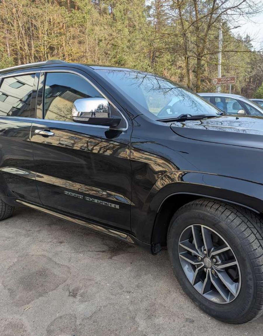 Black Jeep Grand Cherokee 2018 in Vilnius, with an engine capacity of 3.60 L and mileage of 125 thousand km for 21900 €, photo 5 on AUTOMOTO.COM.LV