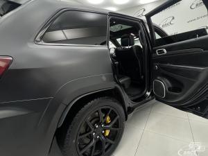 Black Jeep Grand Cherokee 2018 in Avizieniai, with an engine capacity of 6.20 L and mileage of 121 thousand km for 44900 €, photo 16 on AUTOMOTO.COM.LV