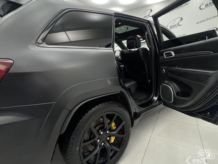 Black Jeep Grand Cherokee 2018 in Avizieniai, with an engine capacity of 6.20 L and mileage of 121 thousand km for 44900 €, photo 16 on AUTOMOTO.COM.LV