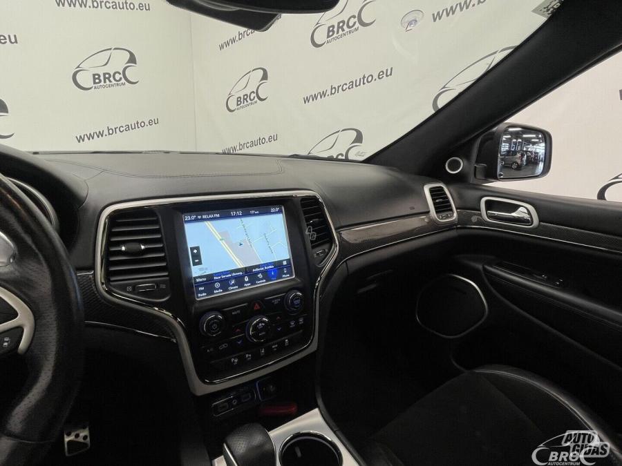 Black Jeep Grand Cherokee 2018 in Avizieniai, with an engine capacity of 6.20 L and mileage of 121 thousand km for 44900 €, photo 33 on AUTOMOTO.COM.LV