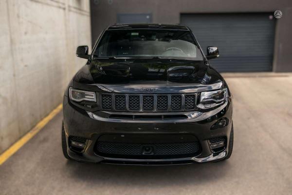 Black Jeep Grand Cherokee 2018 in Kaunas, with an engine capacity of 6.42 L and mileage of 142 thousand km for 38000 €, photo 1 on AUTOMOTO.COM.LV