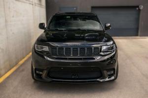 Melns Jeep Grand Cherokee 2018 Kauņa, ar dzinēja tilpumu 6.42 L un nobraukumu 142 tūkst. km par 38000 €, foto  vietnē AUTOMOTO.COM.LV