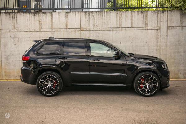 Black Jeep Grand Cherokee 2018 in Kaunas, with an engine capacity of 6.42 L and mileage of 142 thousand km for 38000 €, photo 2 on AUTOMOTO.COM.LV