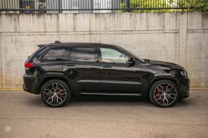 Black Jeep Grand Cherokee 2018 in Kaunas, with an engine capacity of 6.42 L and mileage of 142 thousand km for 38000 €, photo 2 on AUTOMOTO.COM.LV