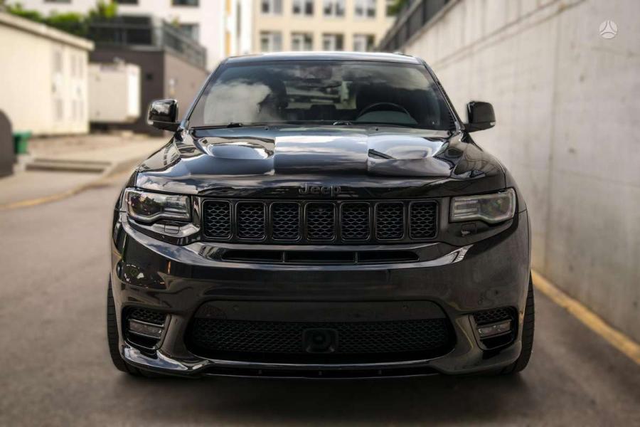 Black Jeep Grand Cherokee 2018 in Kaunas, with an engine capacity of 6.42 L and mileage of 142 thousand km for 38000 €, photo 4 on AUTOMOTO.COM.LV