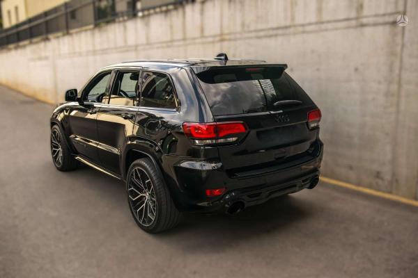 Black Jeep Grand Cherokee 2018 in Kaunas, with an engine capacity of 6.42 L and mileage of 142 thousand km for 38000 €, photo 6 on AUTOMOTO.COM.LV