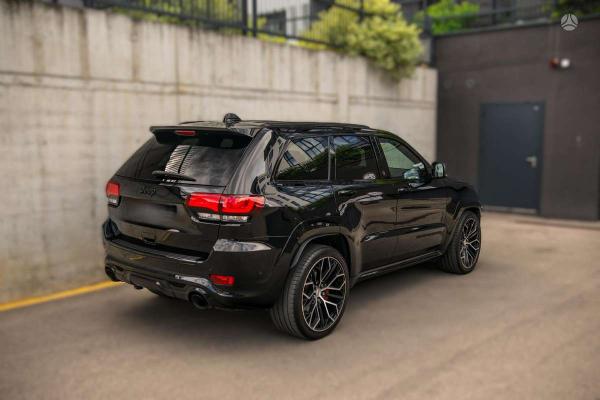 Black Jeep Grand Cherokee 2018 in Kaunas, with an engine capacity of 6.42 L and mileage of 142 thousand km for 38000 €, photo 9 on AUTOMOTO.COM.LV