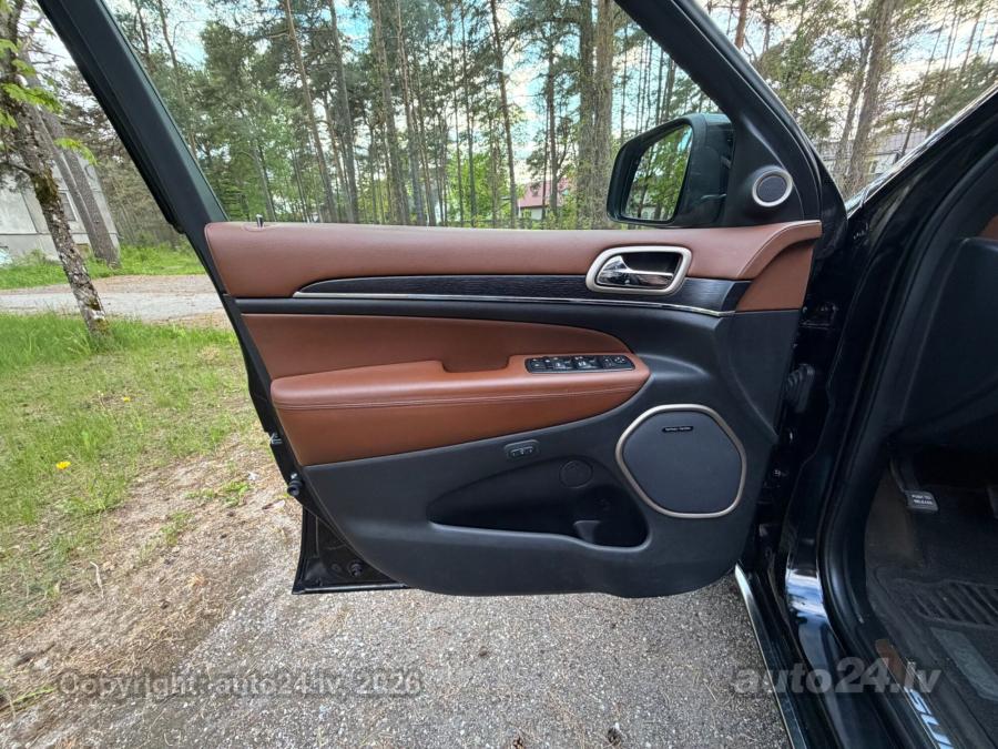 Melns Jeep Grand Cherokee 2018 Tallina, ar dzinēja tilpumu 3.00 L un nobraukumu 140 tūkst. km par 21900 €, foto 15 vietnē AUTOMOTO.COM.LV
