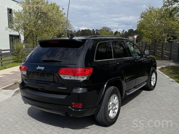 Black Jeep Grand Cherokee 2018 in Riga, with an engine capacity of 3.60 L and mileage of 34 thousand km for 17600 €, photo 5 on AUTOMOTO.COM.LV