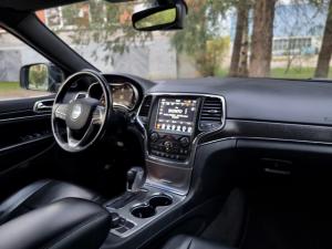 Melns Jeep Grand Cherokee 2018 Rīga, ar dzinēja tilpumu 3.00 L un nobraukumu 131 tūkst. km par 22700 €, foto 37 vietnē AUTOMOTO.COM.LV
